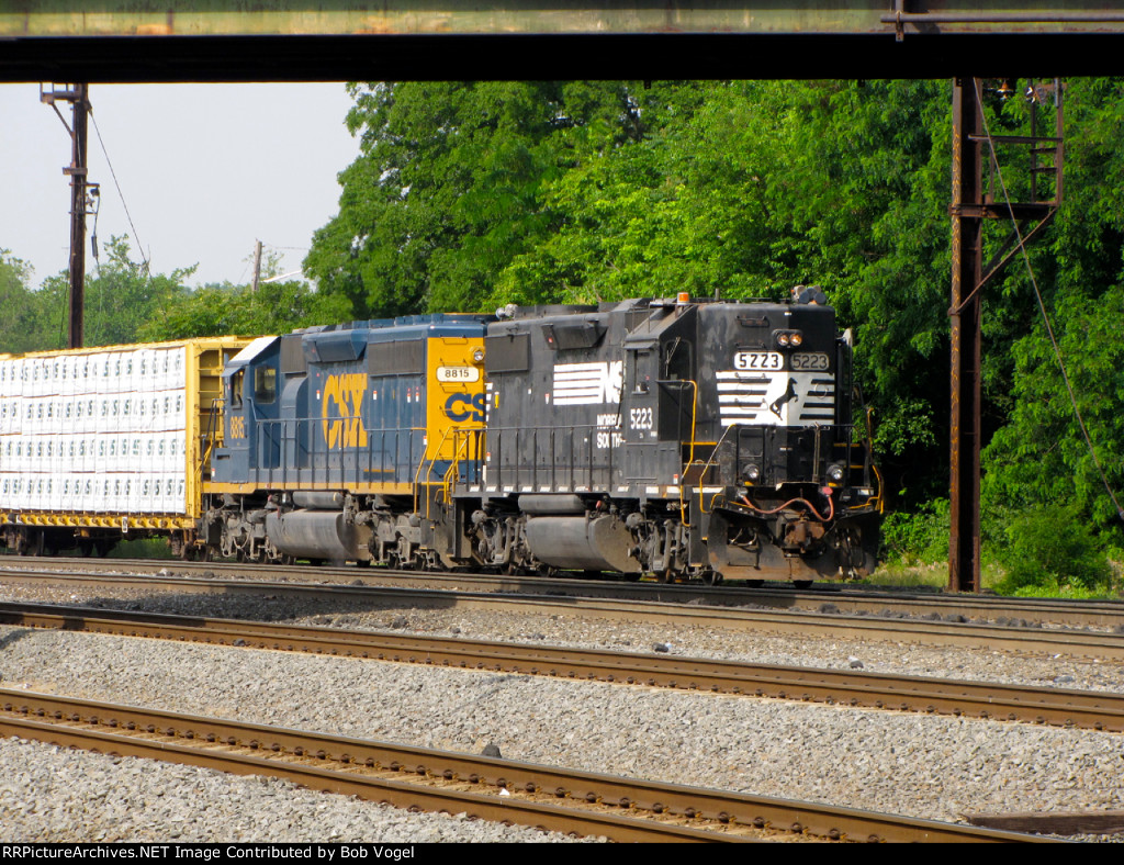 NS 5223 and CSX 8815